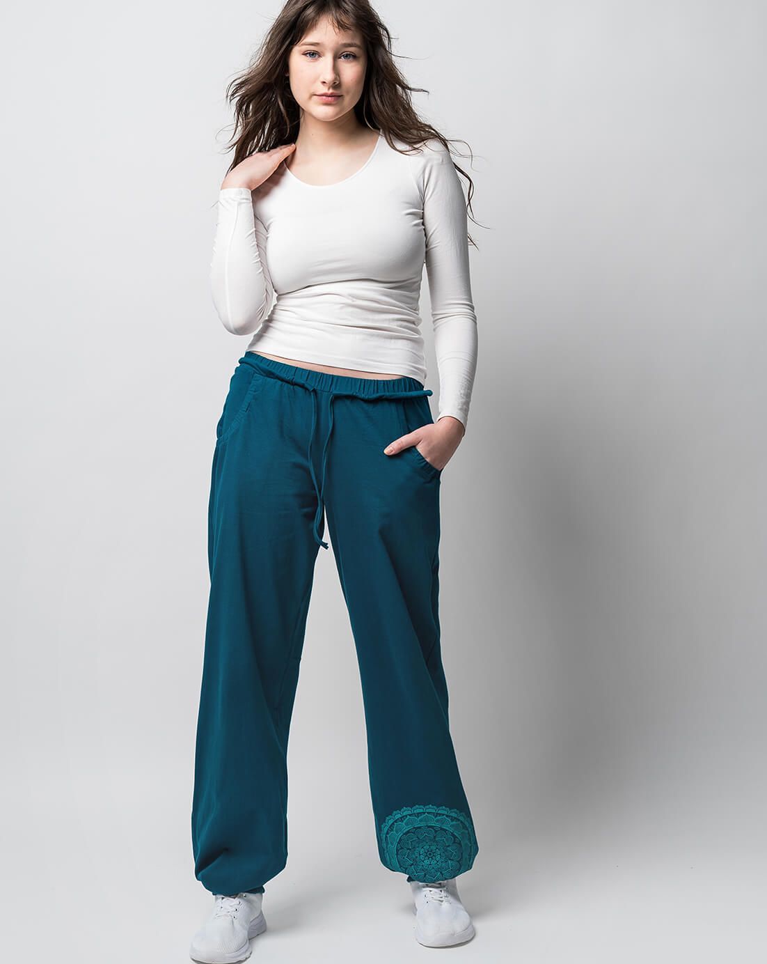 Petrolejové kalhoty Michaela Gautam Mandala