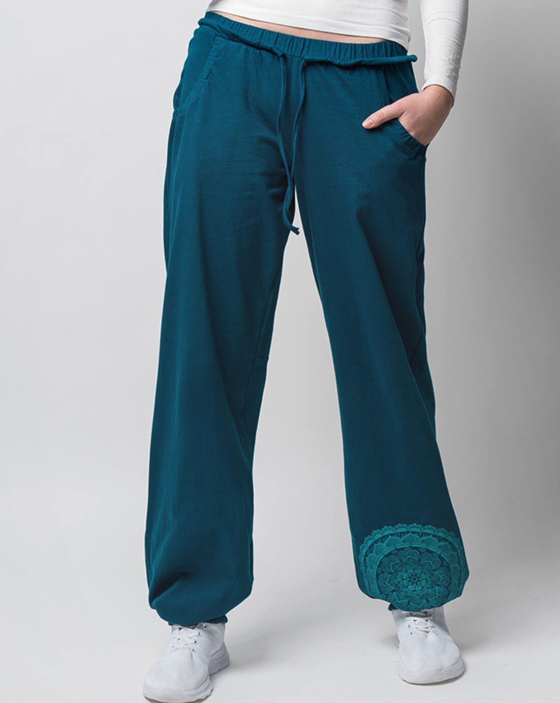 Petrolejové kalhoty Michaela Gautam Mandala