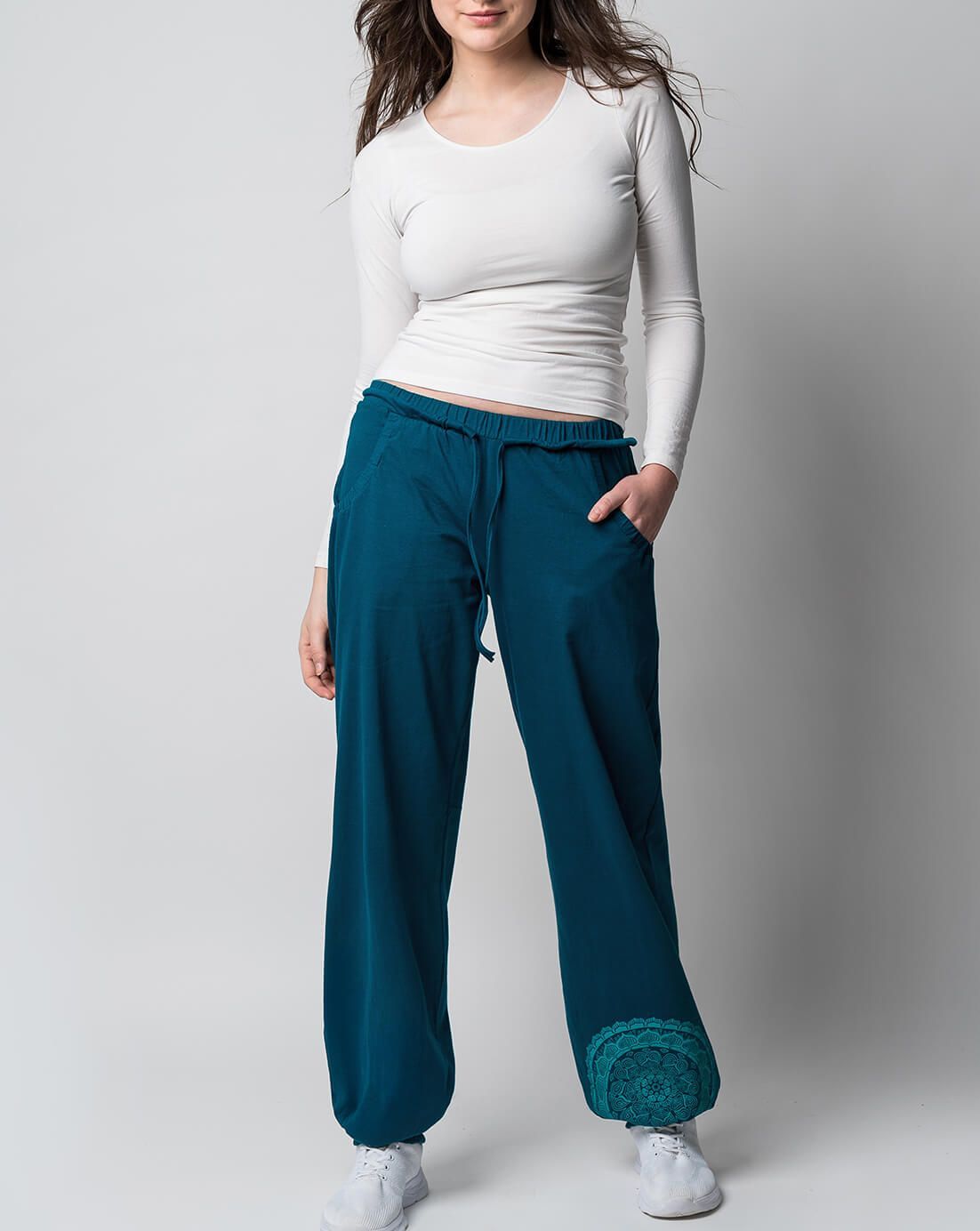 Petrolejové kalhoty Michaela Gautam Mandala